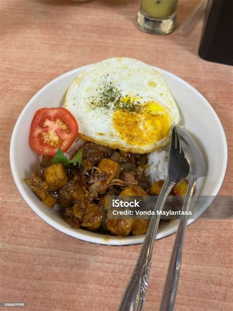 나시 캄푸르는 프라이드 치킨 삼발 야채 템페와 같은 풍미 가득한 사이드와 함께 밥을 곁들인 고전적인 인도네시아 요리입니다 인도네시아의 풍미를 선사하는 활기차고 균형 잡힌