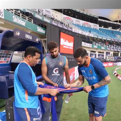 বিরাট কোহলির ফর্ম নিয়ে লাগাতার সমালোচনা হয়েছে। রবিবারের ম্যাচে ৩৫ রান করলেও স্ট্রাইকরেট সাড়া