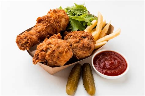 케첩과 상위 뷰 프라이드 치킨 드럼 스틱 무료 사진