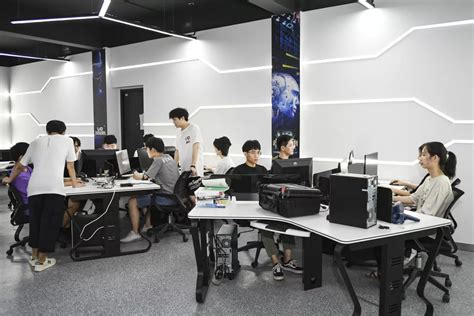 数睿数据运营建设的大数据应用技术实验室，探索“人工智能x”的复合人才培养模式和途径，承担课题开发、技术转移服务及科研成果孵化等工作。