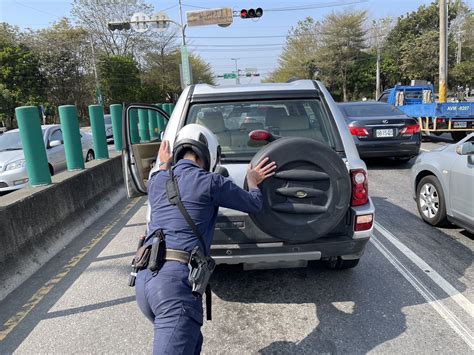 暖警協助拋錨車脫困深獲民眾肯定