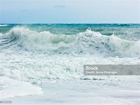 폭풍우 치는 바다와 푸른 하늘 노란 모래 해변에 백색 바다 거품 0명에 대한 스톡 사진 및 기타 이미지 0명 겨울 경관 Istock