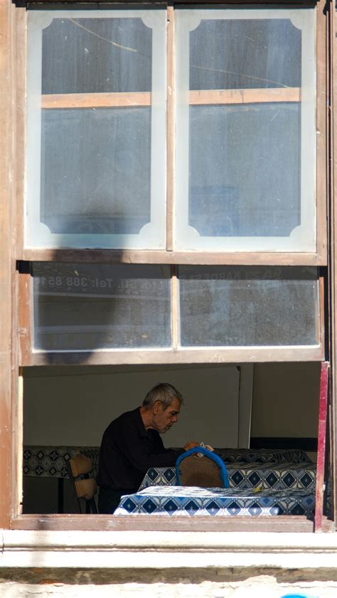 실내 가구 건축 고독 고요한 고전적인 디자인 구성 구식 깨지다 남자 노인 늙은 남성 도시 도시의 따뜻한 음색 레스토랑 레트로 목조 창문