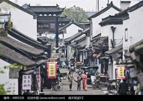 高邮南门大街上有几个颇具现代感的逛街人高清图片下载 红动中国