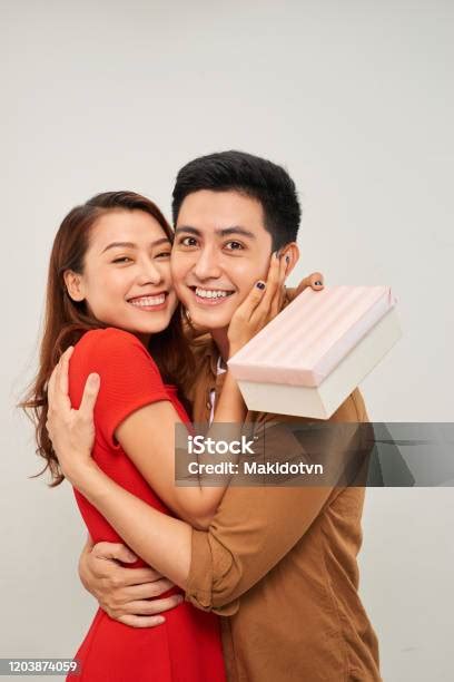 행복한 젊은 부부는 흰색 위에 고립 된 서 축하 선물 상자를 들고 포옹 2명에 대한 스톡 사진 및 기타 이미지 2명 공휴일 기념일 Istock