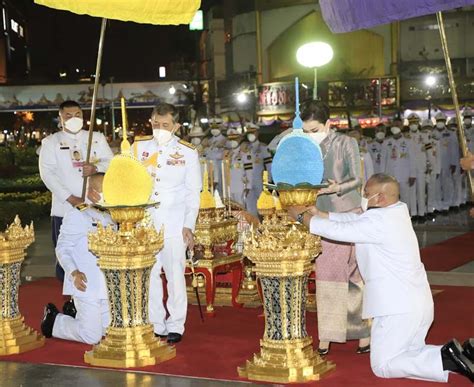 ในพระราชสำนัก ในหลวง พระราชินีเสด็จวางพุ่มดอกไม้ เนื่องในวันสมเด็จพระเจ้าตากสิน