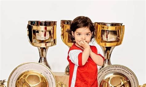 عکس یادگاری دختر سروش رفیعی با جام‌های پرسپولیس طرفداری