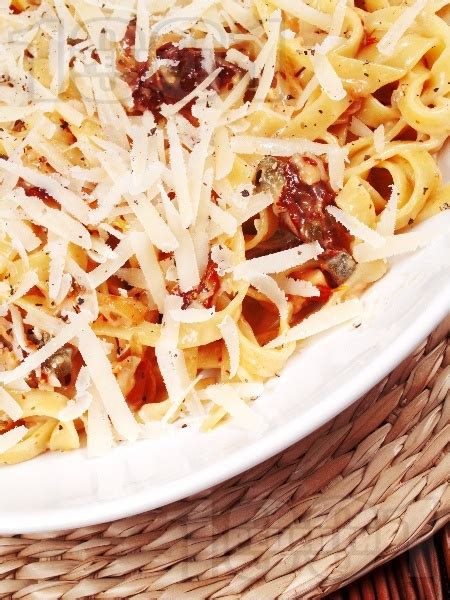 Паста талятели спагети с пушена сьомга сушени домати сметана сирене пармезан и каперси