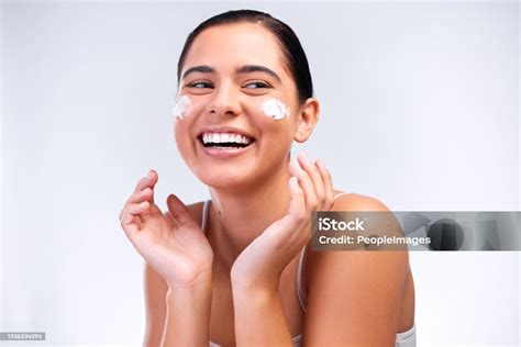 그녀의 얼굴에 모이스처라이저를 적용 아름다운 젊은 여자의 샷 패션모델에 대한 스톡 사진 및 기타 이미지 패션모델 보습제 20 24세 Istock