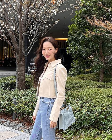 얼마나 동안이길래 데뷔 20년이 지났는데 그대로인 여배우의 미니멀 패션 패션연구소