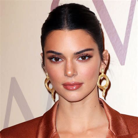 Fans Speculate That Kendall Jenner Had The Same Plastic Surgery As Kylie After Seeing Early