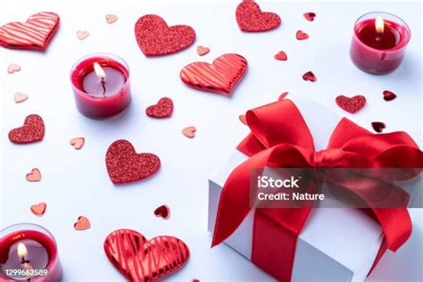 세인트 발렌틴 배경 빨간 사랑의 마음 낭만적 인 선물 상자 흰색 테이블에 촛불 복사 공간이있는 낭만적 인 메시지 템플릿 0명에 대한 스톡 사진 및 기타 이미지 Istock