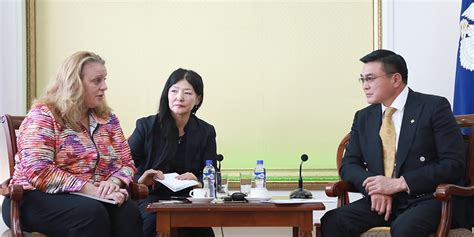 Хотын Захирагч С Амарсайхан Дэлхийн банкны зөвлөх багийн гишүүдийг хүлээн авч уулзлаа E Mn