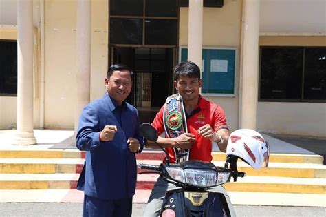 អបអរសាទរ កីឡាករគុនខ្មែរ ព្រំ សំណាង ទទួលបានម៉ូតូមួយគ្រឿង ពីអភិបាលខេត្តកំពង់ស្ពឺ Khmernote