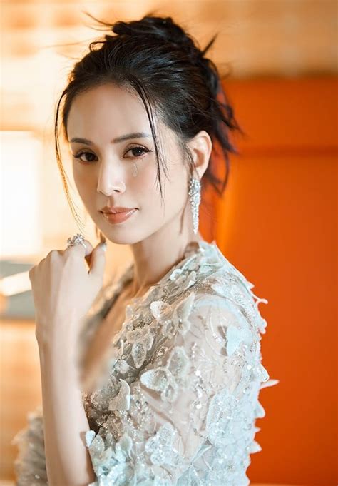 មិនសរសើរមិនបាន ពេលឃើញរូបពិត Carman Lee ដូចនារីវ័យ១៨ Khmerload