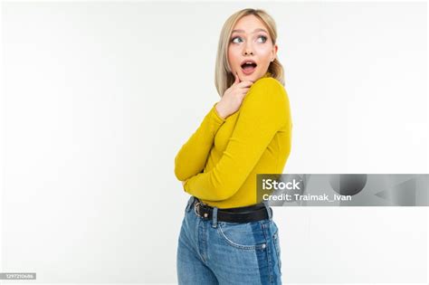 레몬 터틀넥과 청바지에 깜짝 소녀 복사 공간과 고립 된 흰색 배경에 포즈 18 19세에 대한 스톡 사진 및 기타 이미지 18 19세 건강한 생활방식 관능 Istock