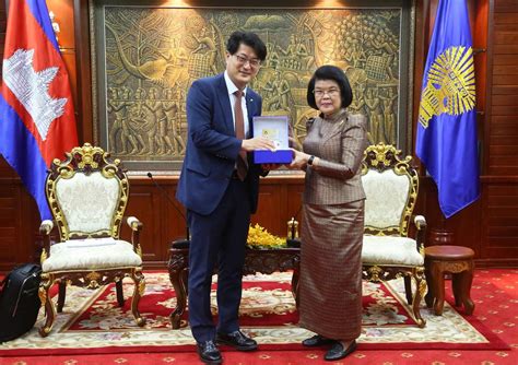 លោកស្រីកិត្តិសង្គហបណ្ឌិត ឃួន សុដារី ទទួលជួបប្រតិភូក្រុមប្រឹក្សាទឹកអាស៊ី ចូលជួបសម្តែងការគួរសម