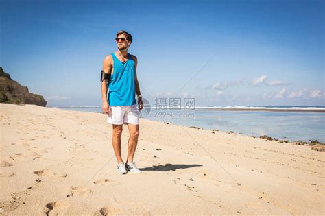 身穿太阳眼镜的运动员高清图片下载 正版图片505417017 摄图网