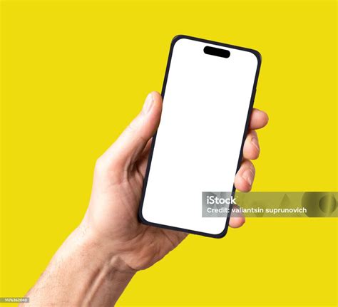 우치 폴란드 월 07 2023 남성 손에 스마트폰 화면 모형 노란색 배경에 스마트 폰 디스플레이 모형 프레임 휴대전화에 대한 스톡 사진 및 기타 이미지 Istock