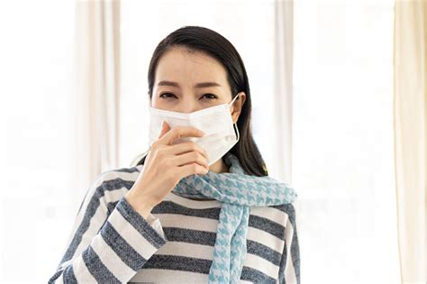 보호 의료 용 얼굴 마스크를 착용하는 동안 젊은 아시아 여성 재채기 또는 기침 여자는 발열 아픈 몸이 좋지 않습니다 건강 및 의료 개념 35 39세에 대한 스톡 사진 및