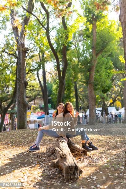 일본 도쿄 시의 공원에서 열린 야외 축제에서 길거리 음식과 디저트를 먹는 아시아 여자 친구들 걷기에 대한 스톡 사진 및 기타 이미지 Istock