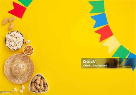 카니발 브라질 페스타 주니나 여름 축제 개념 노란색 배경에 주니나 축제에 대한 스톡 사진 및 기타 이미지 주니나 축제 기 사육제 Istock