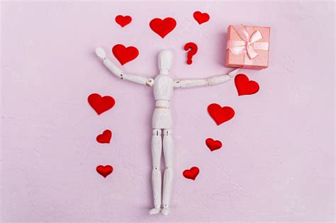 텍스트를위한 여유 공간이있는 선물과 마음 발렌타인 데이 컨셉 공간을 복사합니다 플랫 레이 상단 보기 복사 공간 2월에 대한 스톡