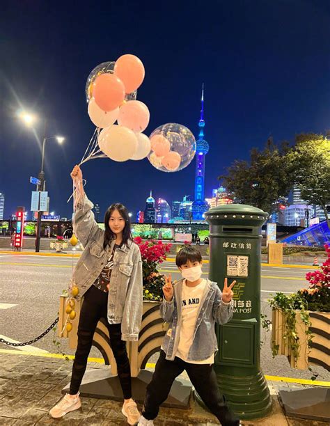 吴尊晒一家四口生日夜合照 手持气球在外滩自拍 搜狐大视野 搜狐新闻