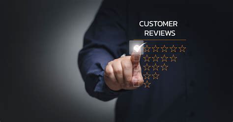 고객 서비스 및 만족도 컨셉 비즈니스 사람들은 서비스에 만족을 제공하기 위해 행복한 스마일리 페이스 아이콘의 가상 화면을 만지고 있습니다 등급은 매우 감동 고객에 대한 스톡