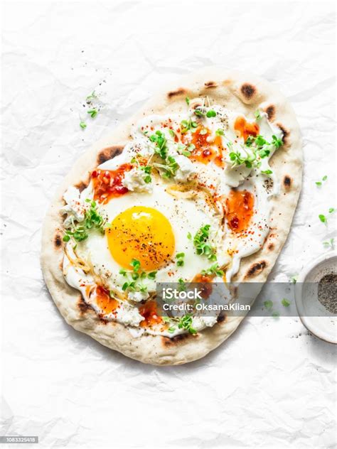 터키 아침 식사계란 요구르트 칠리 소스와 밝은 배경 평면도에 치즈 Flatbread 건강한 식생활에 대한 스톡 사진 및 기타 이미지 건강한 식생활 균형 그리스 음식
