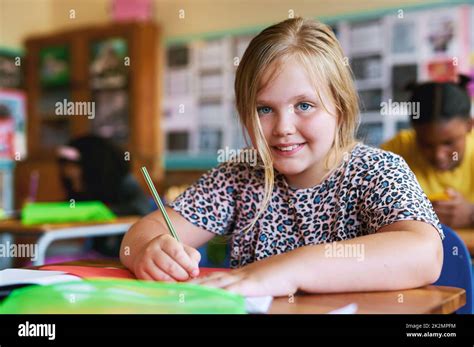 Photo Dune Jeune Fille Assise Dans Sa Salle De Classe à Lécole Et