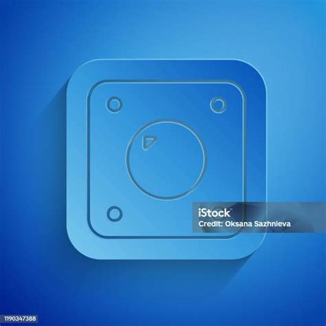 종이 잘라 파란색 배경에 격리 된 전기 조명 스위치 아이콘 켜기 및 끄기 아이콘입니다 조광 조명 스위치 기호 에너지 절약의 개념 종이 아트 스타일입니다 벡터 일러스트레이션