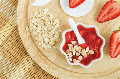 작은 흰색 그릇에 집에서 만든 딸기와 오트밀 얼굴 마스크 자연의 아름다움 트리트먼트 와 스파 조리법 맨 위 보기입니다 Diy에 대한 스톡 사진 및 기타 이미지 Istock