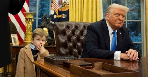 코 후비고 트럼프 책상에 ‘쓱… 백악관 뒤집어놓은 머스크 아들