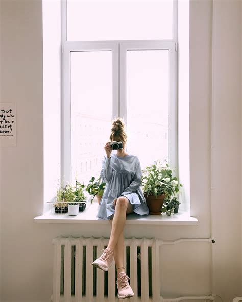 무료 이미지 화이트 의류 어깨 아름다움 유행 드레스 신발류 창문 허리 관절 구두 방 무릎 겉옷 직물