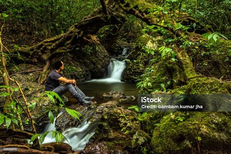 녹색 무성한 숲 긴 노출 평면 각도 이미지와 폭포 커버에서 자연을 흡수하는 남자 경관에 대한 스톡 사진 및 기타 이미지 경관 고요한 장면 관광 Istock