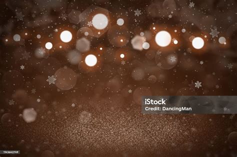 빨간색 꽤 반짝 반짝이 빛이 떨어지는 눈 조각 비행 당신의 콘텐츠에 대 한 빈 공간을 축 하와 실물 모형 질감을 디 포커 싱