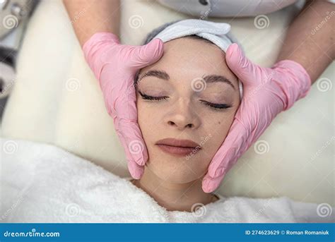 Vestimenta De Jovem Linda Que Recebe Massagem Facial Antienvelhecimento No Centro Spa Imagem De