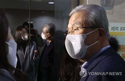 취재진 질문에 답하는 김종인 연합뉴스