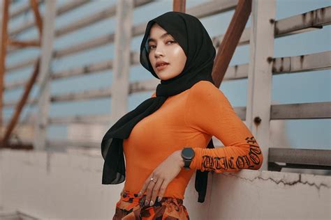 Photoshoot Oklin Fia Seksi Pakai Outfit Loreng Tetap Manset Orange