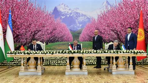 Главы Таджикистана Узбекистана и Киргизии подписали договор о стыке трёх границ