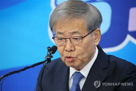 민주당 공천심사결과 발표하는 임혁백 공천관리위원장 연합뉴스