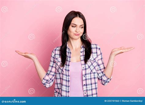 Retrato De Una Alegre Y Atractiva Muchacha Que Sostiene En Las Palmas Copia El Espacio Vac O