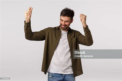 잘 생긴 행운과 성공적인 젊은 남자는 목표를 달성 손을 들고 즐겁게 춤을 주먹 펌프 승리 쾌활한 미소 행복 달성 목표를 느낌 흥분 축하 승리를 축하 경영자에 대한 스톡 사진