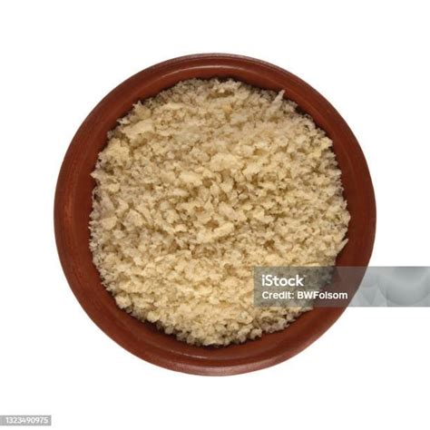 흰색 배경 상단 보기에 고립 된 흰색 빵 부스러기로 가득 찬 작은 테라코타 그릇 팬코 빵가루에 대한 스톡 사진 및 기타 이미지 팬코 빵가루 빵가루 빵 0명 Istock