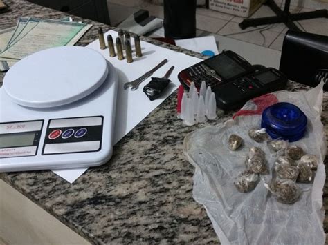 G1 Homem Que Armazenava Drogas Em Alçapão é Preso Em Salto