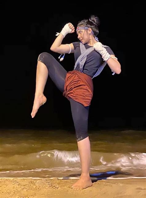 លង់ហើយ តារាសម្តែងខ្មែរ ពេជ្រ ចរណៃ កាន់តែស្រស់ស្អាតក្រៃលែង ពេលបង្ហោញខ្លួនៅក្នុងឈុតជាអ្នកចម្បាំង