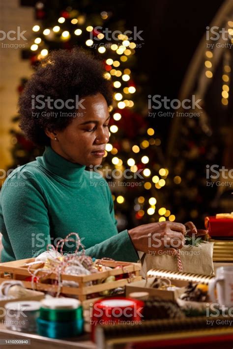나뭇가지로 소박한 크리스마스 선물을 장식하는 아프리카 계 미국인 여성 12월에 대한 스톡 사진 및 기타 이미지 12월 40 44세 Diy Istock