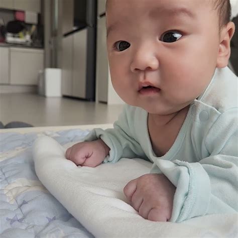 터미타임 중 엄마 발견하고 화들짝😲 Youtube