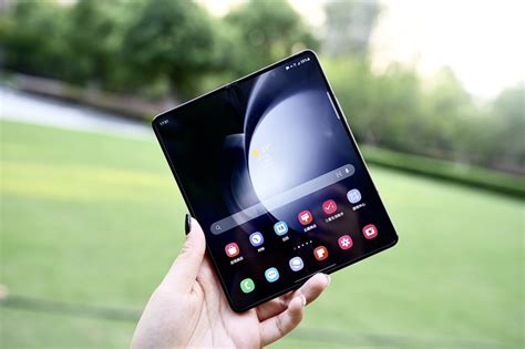 单纯的喜欢上三星galaxy Z Fold5！几个点可以和大家分享：超闭合精工铰链的加持，确实合上、打开、折叠更舒适！ 253g重量，在折叠屏